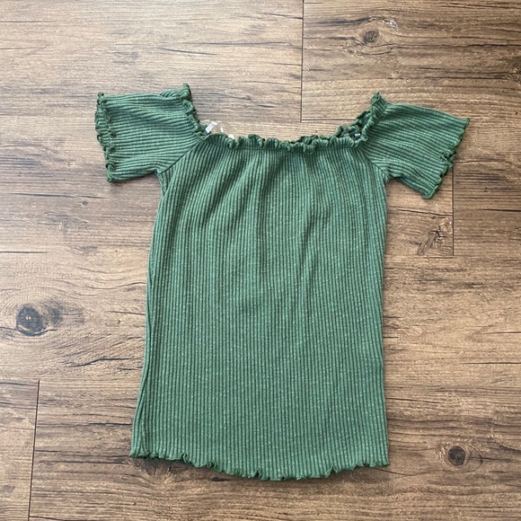 Windsor | Tops | Windsor Off The Shoulder Green Scrunchy Top | Poshmark